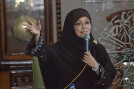 Teh Ninih: Santri Karya DT Harus Cinta al-Quran - Pondok Pesantren ...