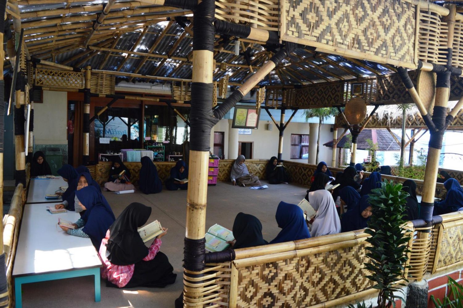 Santri SMP DTBS Putri Kompak Tadarus Sebelum Belajar - Pondok Pesantren Daarut Tauhiid