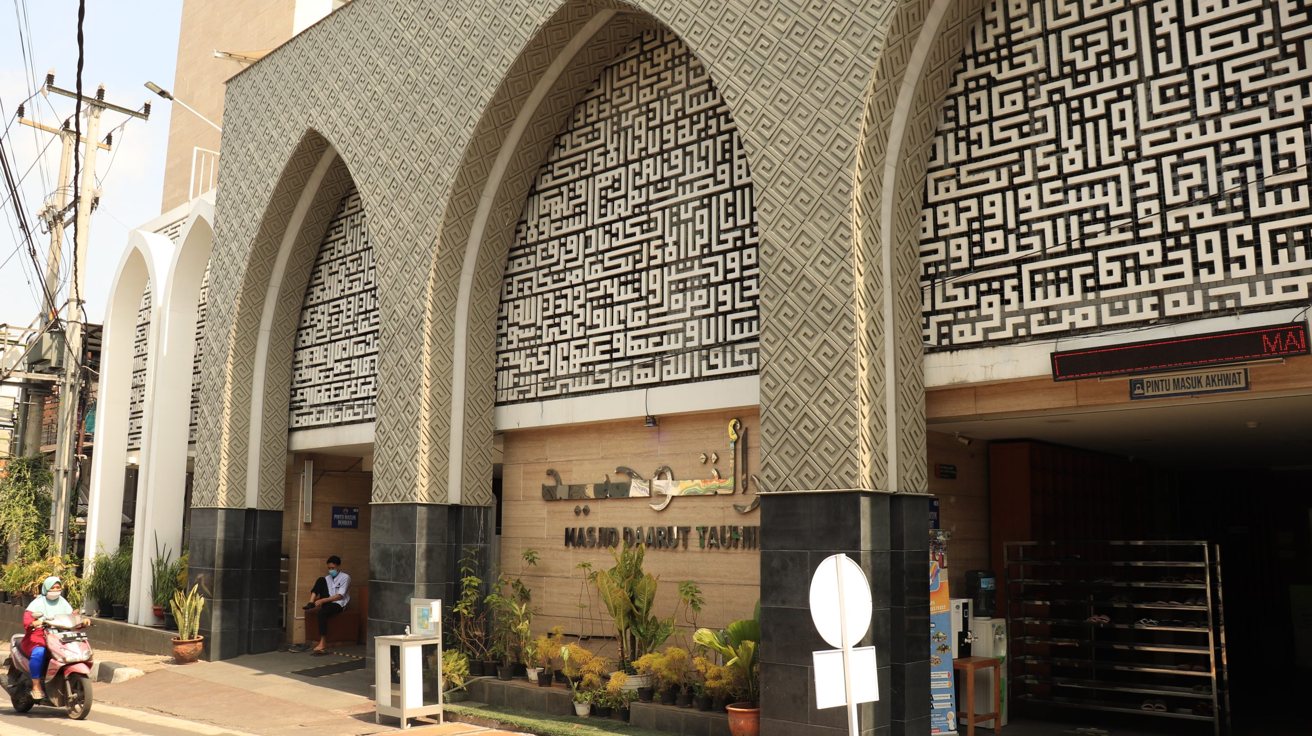 Omicron Naik, DKM Daarut Tauhiid Bandung Kembali Terapkan Jarak Shaf ...