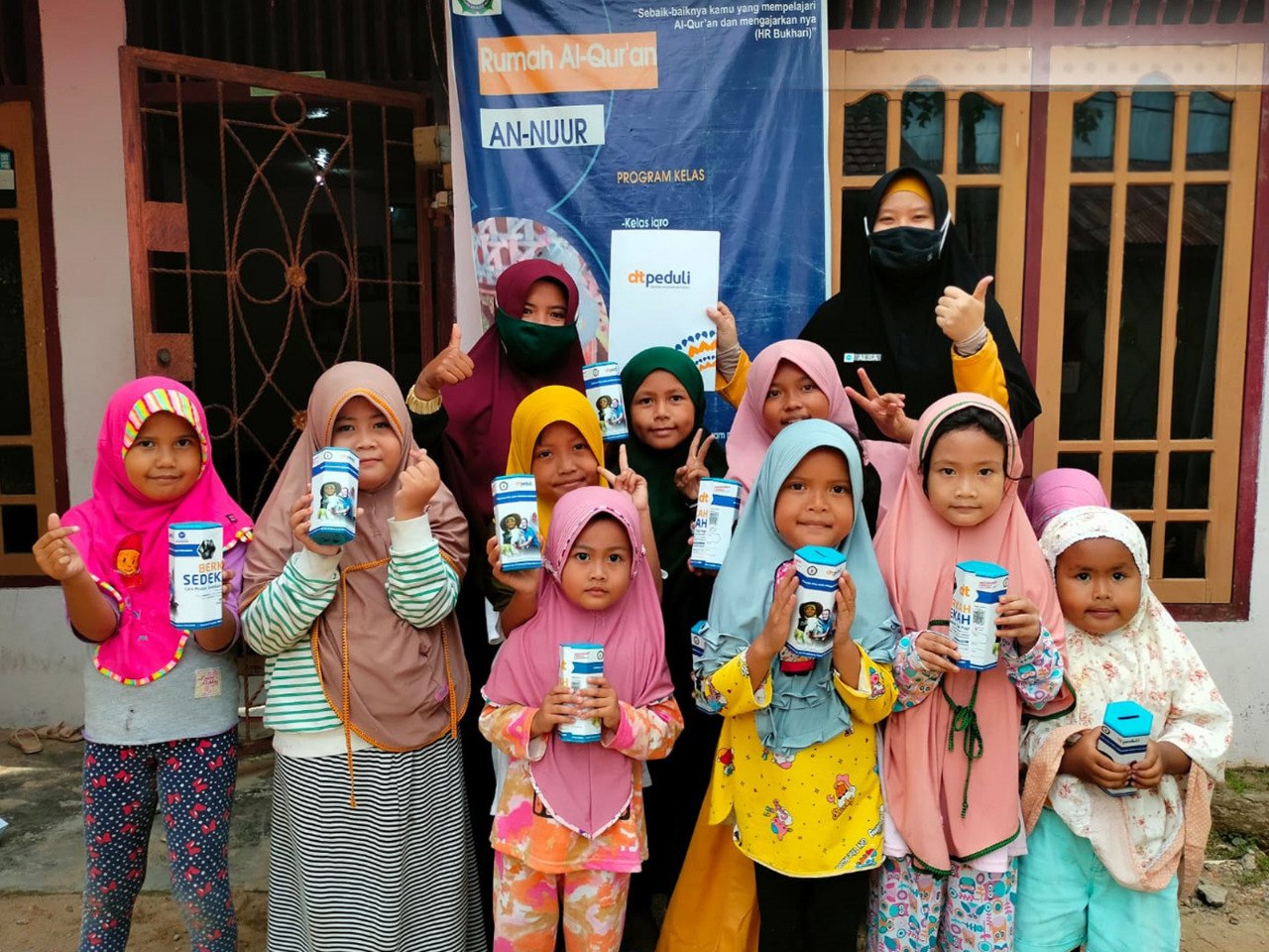 DT Peduli Jambi Ajarkan Sikap Empati Anak Dengan Sedekah - Pondok ...