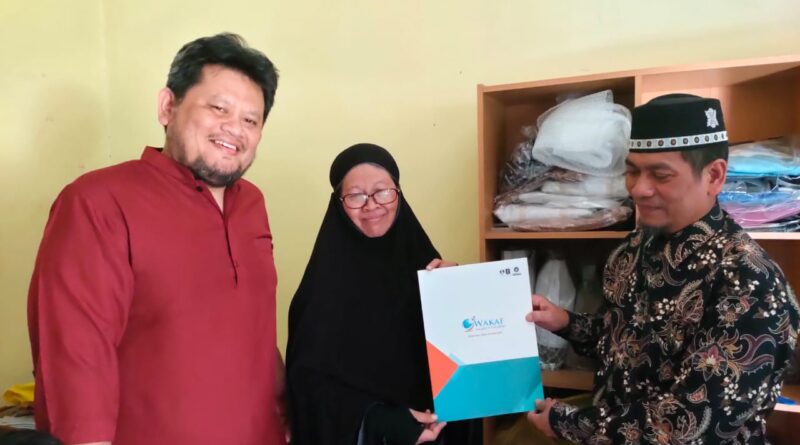 Tangis Keluarga Bu Nani, Saat Wakafkan Tanahnya Melalui Wakaf DT ... Tangis Keluarga Bu Nani, Saat Wakafkan Tanahnya Melalui Wakaf DT ...